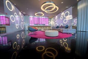 8 bares/lounges, 2 bares junto à piscina, um bar de praia 