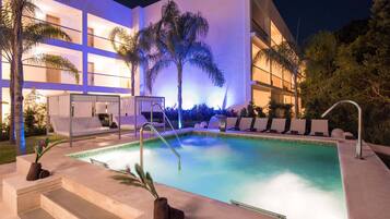 13 piscinas externas, guarda-sóis, espreguiçadeiras