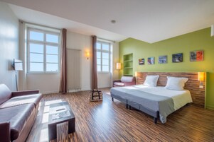 Apartamento, 1 quarto | Roupas de cama premium, cofres nos quartos, escrivaninha