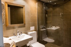 Apartamento, 1 quarto, terraço | Banheiro | Chuveiro, produtos de toalete grátis, secador de cabelo 