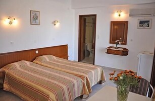 Cofre no quarto, roupa de cama fornecida 