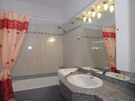 Uma combinação polibã/banheira, um secador de cabelo 