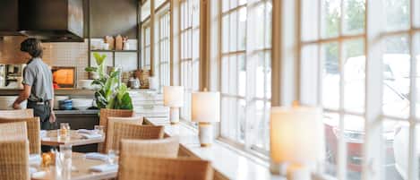 Almoços e jantares servidos, incluindo cozinha californiana