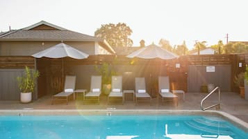 Piscina exterior, espreguiçadeiras