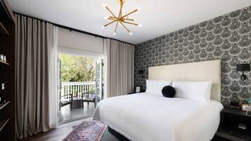 Quarto Deluxe, 1 cama king-size, vista para o pátio (Plaza Deluxe King) | Cofre no quarto, ferro/tábua de engomar, Wi-fi grátis