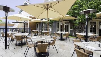 Almoços e jantares servidos, incluindo cozinha californiana