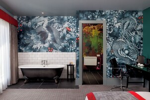 Quarto casal luxo (Club) | Cofres nos quartos, individualmente decorados, escrivaninha