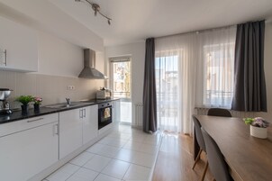 2 Bedroom Apartment | Cozinha privada | Geladeira, micro-ondas, fogão, cooktop