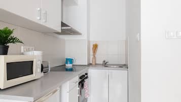 Studio with Garden View | Cozinha privada | Geladeira, micro-ondas, fogão, cooktop