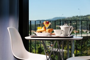 Café da manhã com buffet todos os dias (EUR 10 por pessoa) 