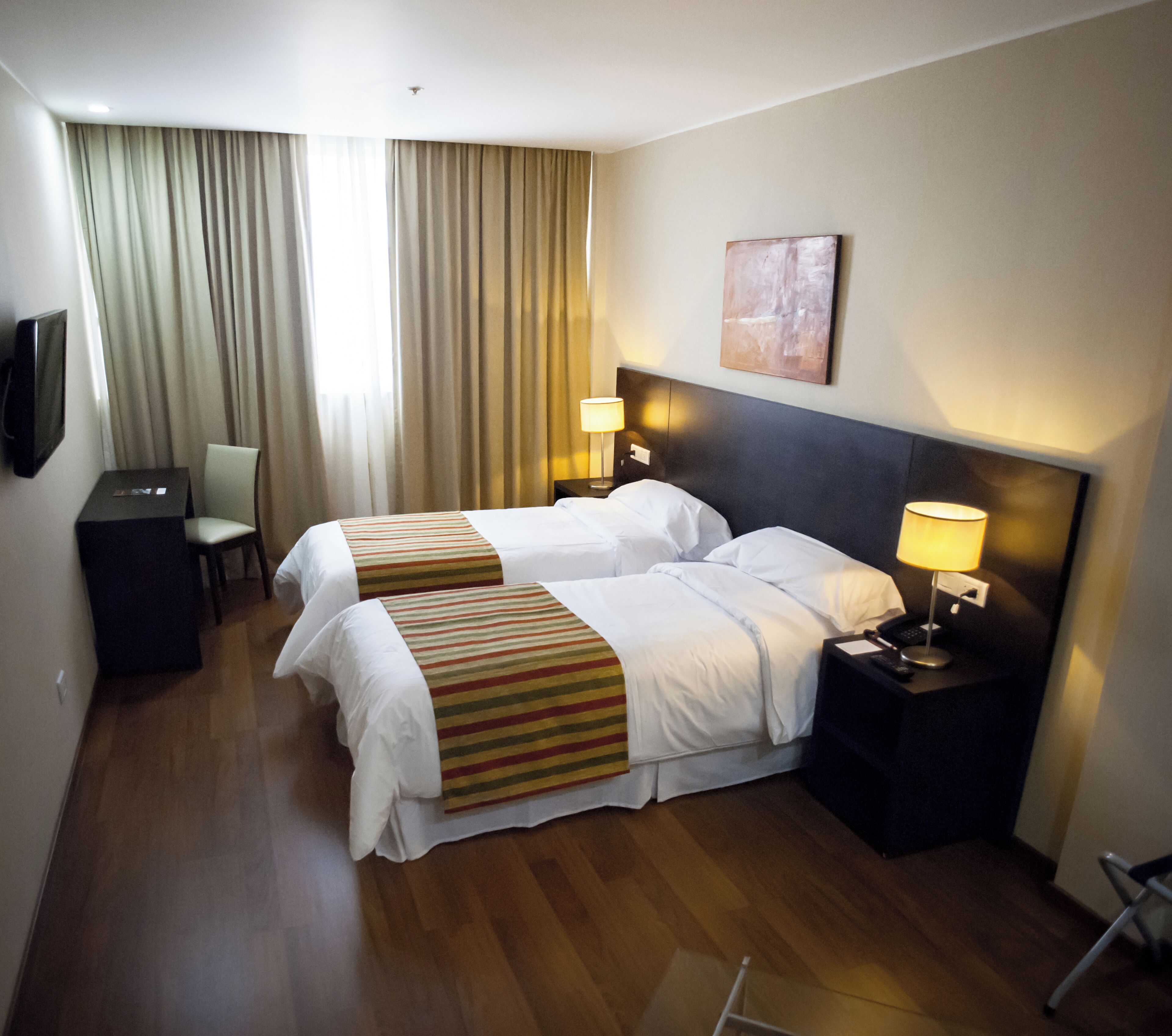 Frigobar, cofres nos quartos, escrivaninha, quartos à prova de som