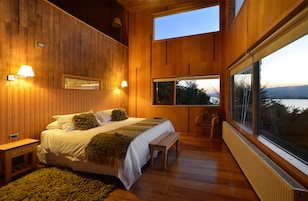 Suíte superior, 1 cama King e sofá-cama, banheira de imersão, vista para o mar | Roupas de cama premium, camas Select Comfort, cofres nos quartos