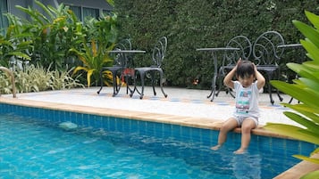 Piscina exterior, da(s) 9:00 à(s) 20:00, espreguiçadeiras