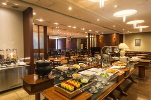 Pequeno-almoço tipo buffet diário (2200 JPY por pessoa) 