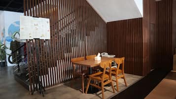 Cozinha internacional, com espaço para refeições ao ar livre