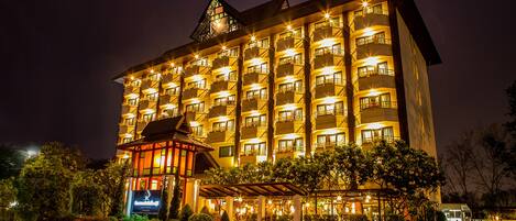 Fachada da propriedade à noite