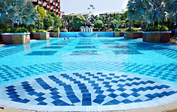 Piscina exterior, guarda-sóis, espreguiçadeiras