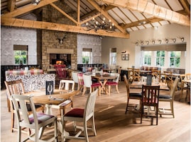 Pequeno-almoço completo diário mediante uma taxa 