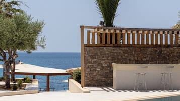 Piscina exterior sazonal, da(s) 9:00 à(s) 19:00, guarda-sóis