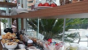 Um buffet com diversas opções de comida e bebida.