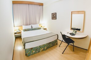 Quarto Duplo | Minibar, cofre com capacidade para portátil, secretária 