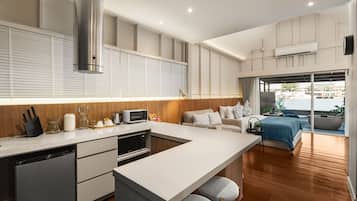 Vila, vista para o rio | Cozinha privada | Geladeira, chaleira elétrica