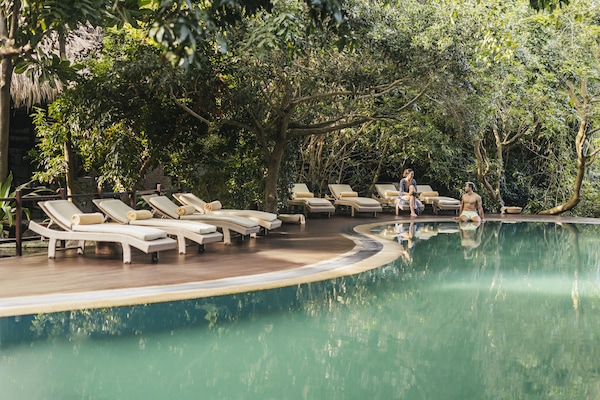 Piscina externa, espreguiçadeiras