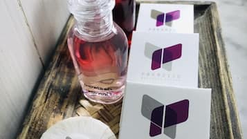 Artigos de higiene pessoal grátis, um secador de cabelo