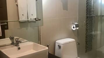 Quarto superior | Banheiro | Produtos de toalete grátis, secador de cabelo, toalhas de banho