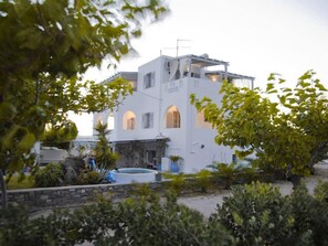 Fachada da propriedade à noite