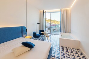Suíte panorâmica, 1 cama Queen, banheira de imersão, vista para o mar | Roupas de cama premium, frigobar, cofres nos quartos