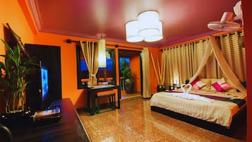 Quarto Duplo Premier, varanda (Premier Double Room with Balcony) | Minibar, cofre no quarto, com decoração personalizada