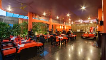 Pequenos-almoços, almoços, jantares servidos, cozinha internacional
