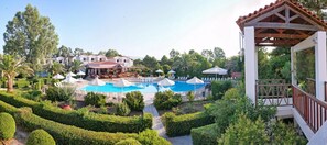 Piscina externa sazonal, funciona das 8h às 20h, guarda-sóis