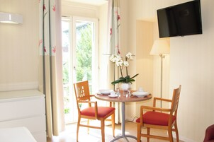 Studio lits jumeaux (2 personnes) | Área de estar | TV de tela plana