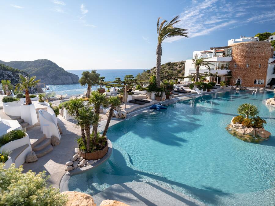 Piscina interna, 2 piscinas externas, espreguiçadeiras