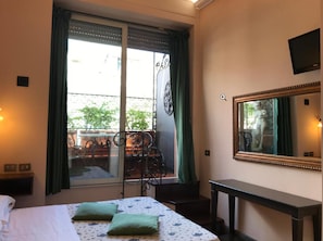Quarto casal, sacada | Cofres nos quartos, quartos à prova de som, Wi-Fi de cortesia