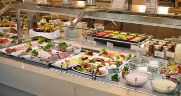 Café da manhã com buffet todos os dias mediante uma taxa