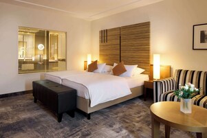 Quarto luxo, 1 cama de casal (Quiet Location) | Roupas de cama antialérgicas, frigobar, cofres nos quartos, escrivaninha