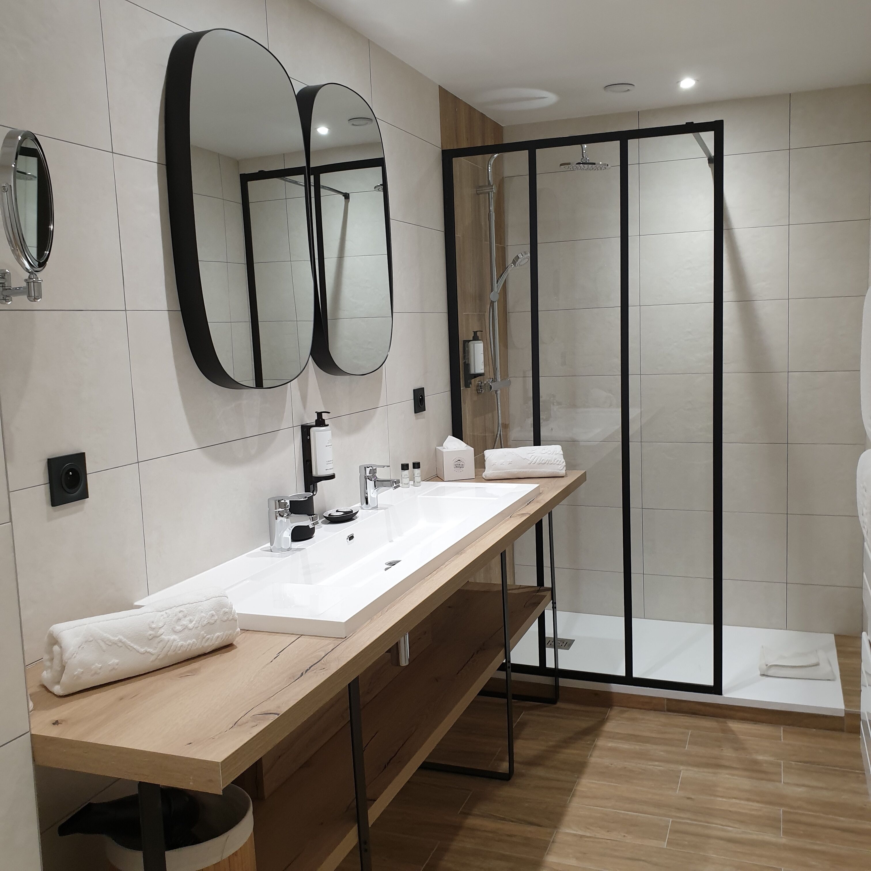 Quarto Familiar | Casa de banho | Um chuveiro fixo, artigos de higiene pessoal grátis 