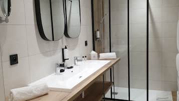 Quarto Familiar | Casa de banho | Um chuveiro fixo, artigos de higiene pessoal grátis