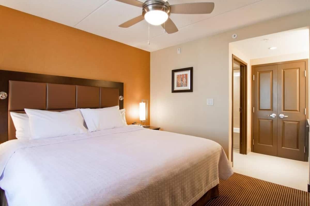 Cofre no quarto, secretária, Wi-fi, roupa de cama fornecida