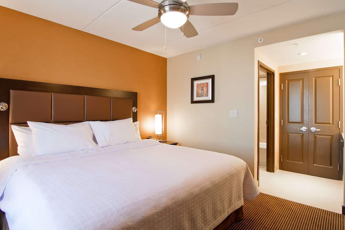 Cofre no quarto, secretária, Wi-fi, roupa de cama fornecida