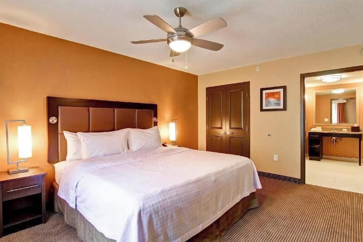 Cofre no quarto, secretária, Wi-fi, roupa de cama fornecida