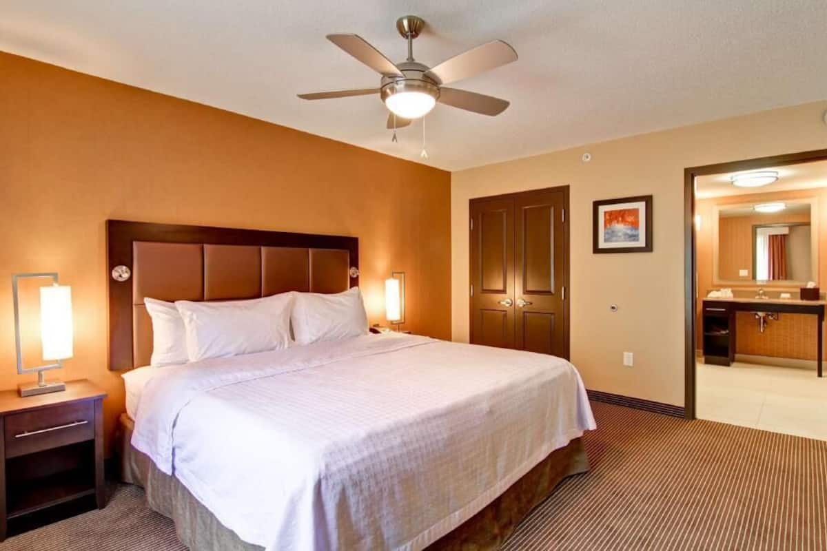 Cofre no quarto, secretária, Wi-fi, roupa de cama fornecida