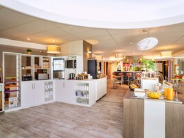 Pequeno-almoço mediante uma taxa 