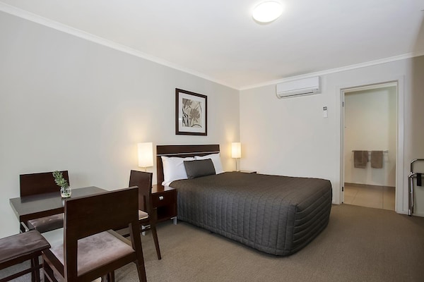 엘름 트리 모텔 - 와남불