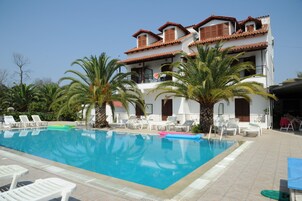 Piscina exterior, guarda-sóis, espreguiçadeiras 