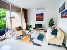 Villa, 3 quartos, acesso à piscina | Sala | Televisor de 32 polegadas com canais por cabo