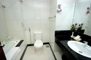 Quarto Familiar | Casa de banho | Artigos de higiene pessoal grátis, um secador de cabelo, chinelos